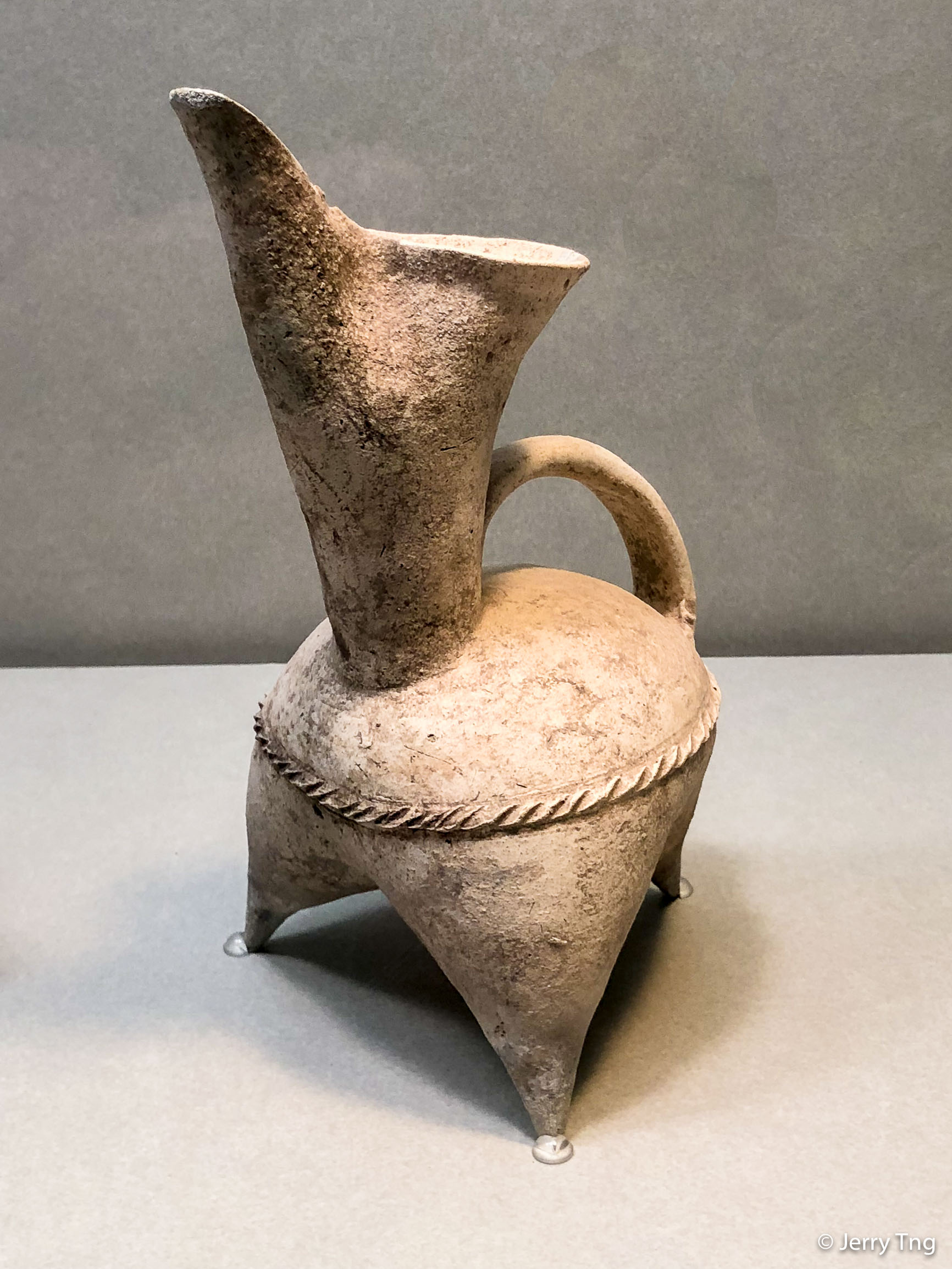 新石器時代 大汶口文化 白陶鬹 White pottery gui-pitcher, Neolithic Dawenkou culture ...