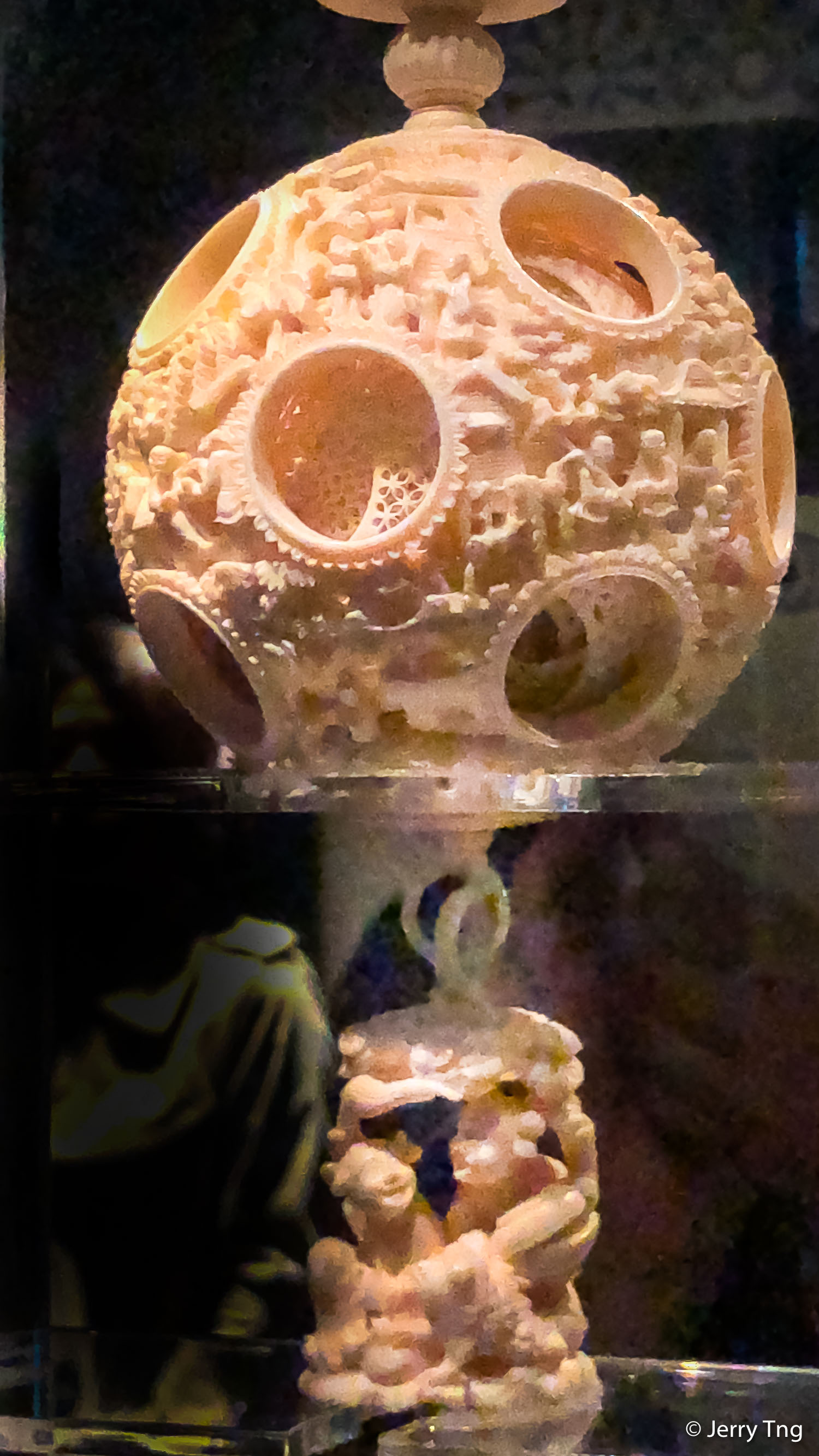 清晚期 雕象牙透花人物套球 Ivory balls of nested concentric layers with human ...